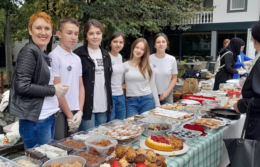 KAD SE MALE RUKE SLOŽE: Učenici osnovne škole sakupili 10.000 KM za ...