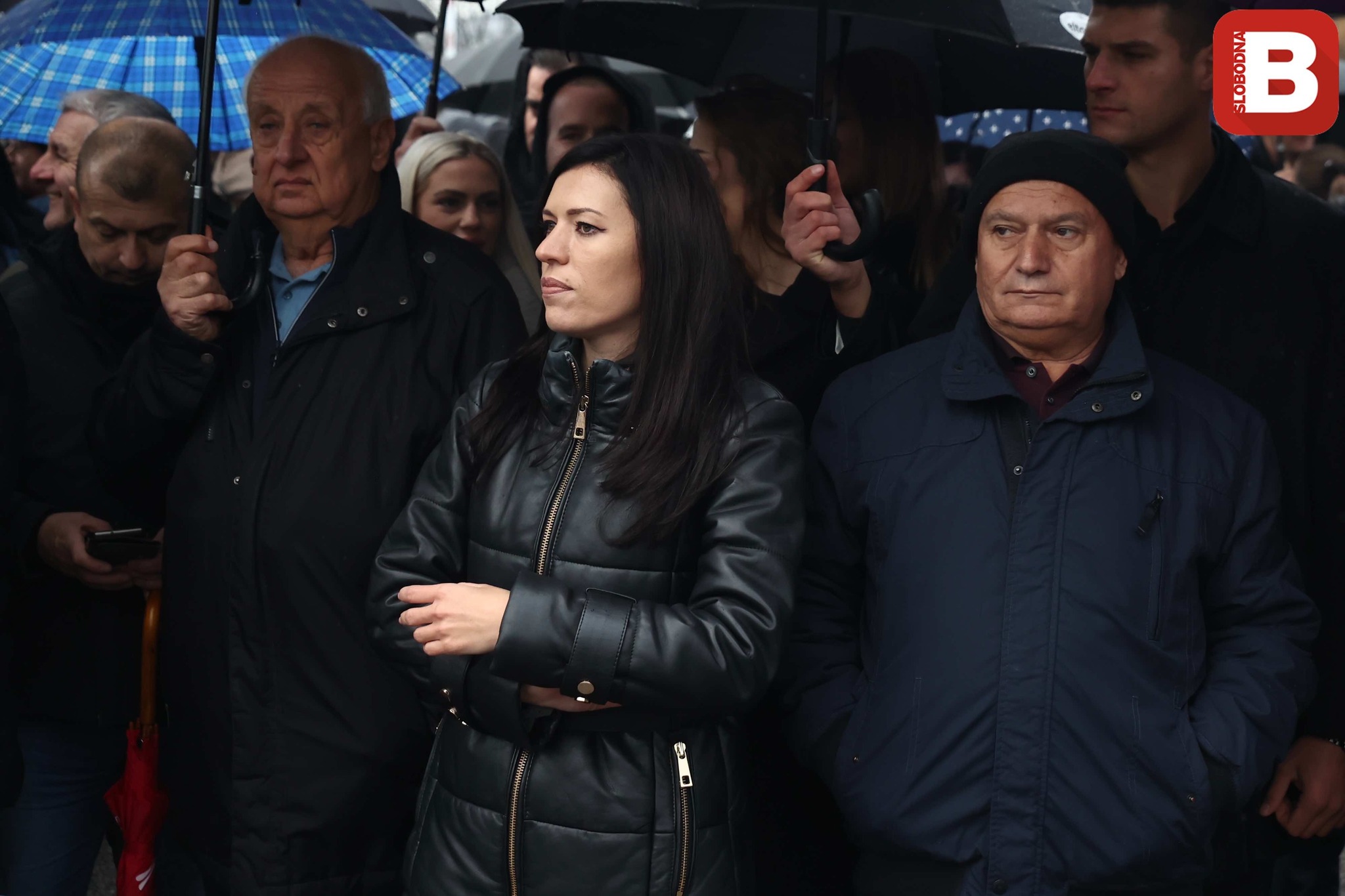 Dodikove pristalice stigle pred Sud BiH, tu je i Sanja Vulić… i prijeti(?!): “Ako do toga dođe ...