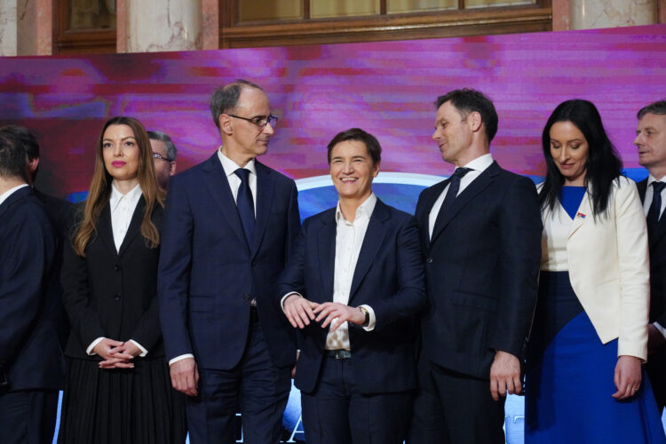 Brnabić: Studenti i građani koji blokiraju RTS su kukavice koje u čoporu maltretiraju žene ...